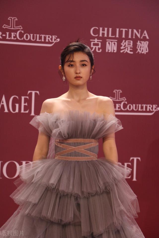 When the host asked Yi Yangqianxi, Zhang Zifeng's reaction revealed an ...