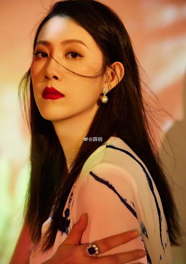 The volleyball goddess Xue Ming took a photo and tried a new look. She ...