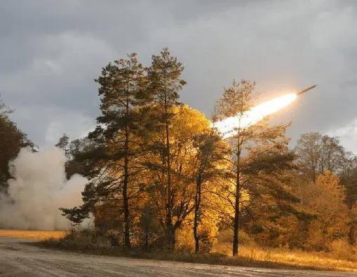 The Ukrainian army launched M30A1 cluster bombs to attack, and the ...