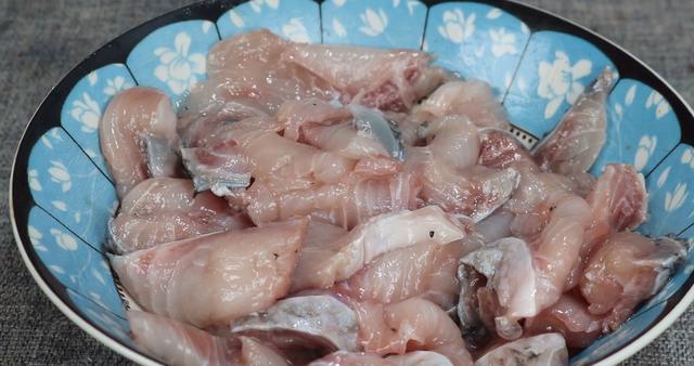 The homemade method of pickled cabbage fish in winter, the fish is ...