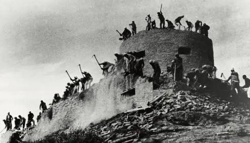 Hundred Regiments vs. Hundred Regiments - iMedia