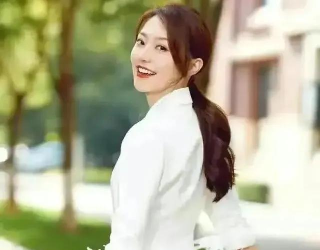 Huang Mengying: Fair and beautiful, pleasing to the eye - iMedia