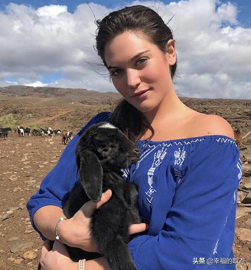 Victoria's Secret's first plus-size model, Ellie Tate, weighs 152 ...