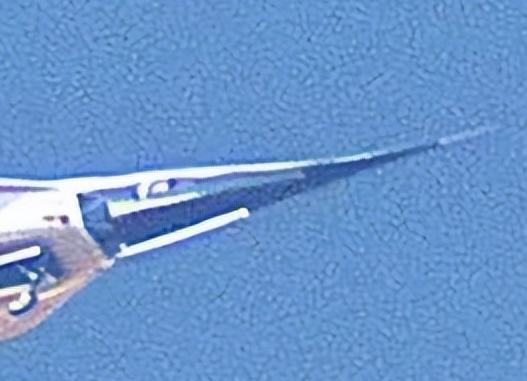 An unknown type of fighter jet appeared in the sky over the continental ...