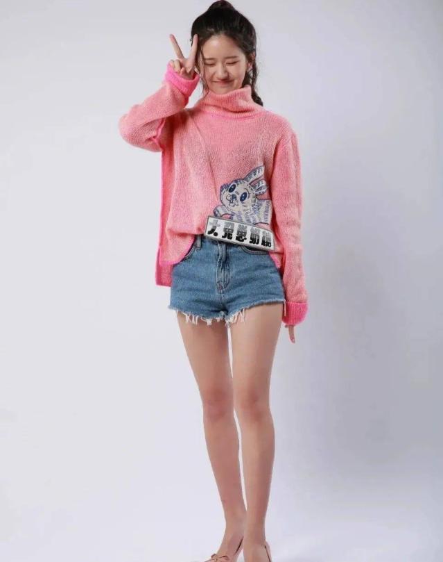 "Shredded radish" 6cm jeans with fan sweater, Zhao Lusi returned to 16 ...