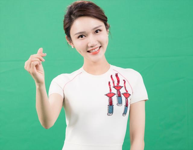 Long Yang: He is praised by CCTV. He has both beauty and talent. He is ...