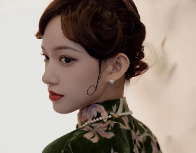 Cheng Xiao's cheongsam photo shows classical charm!Stunningly beautiful ...