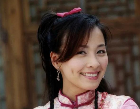 Under the camera of passers-by, Zhang Ting has a ponytail and is full ...