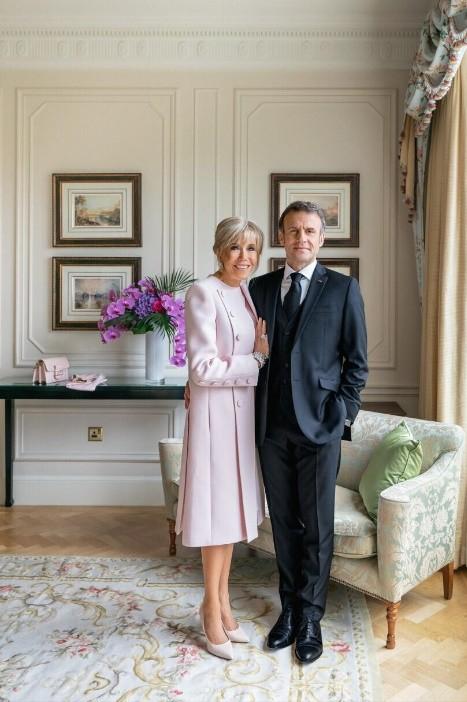 Macron is old, taking pictures with Brigitte in his arms, looking ...