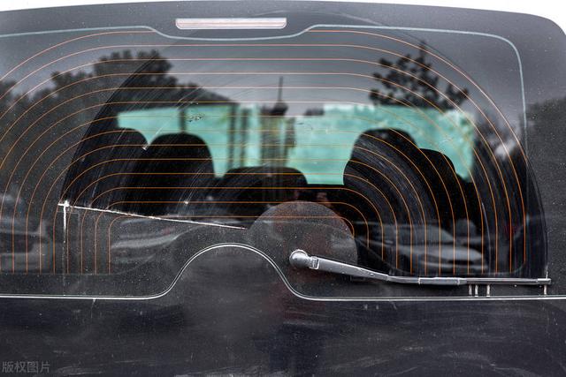 90% of people have overlooked that the "horizontal line" on the rear ...