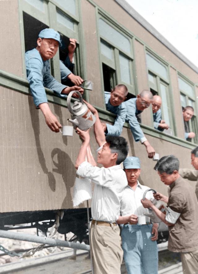 Old photo: The battle in Wuhan, young students sent water to the front ...