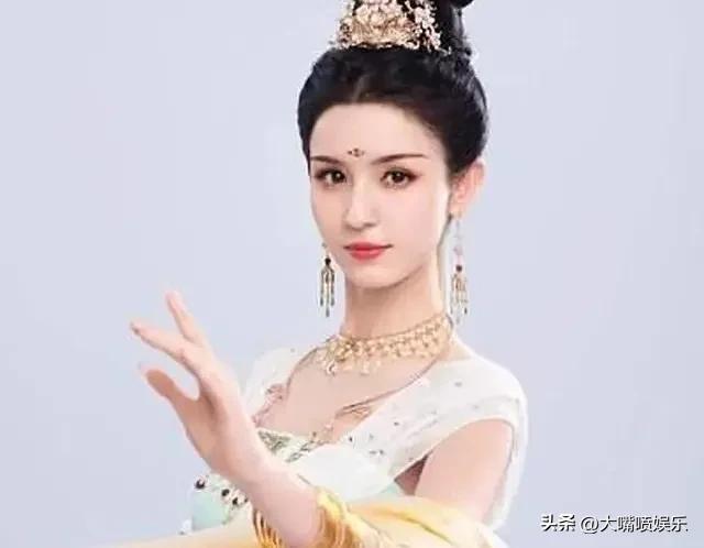 Hanikezi's Dunhuang style was exposed, and she wore a long dress full ...