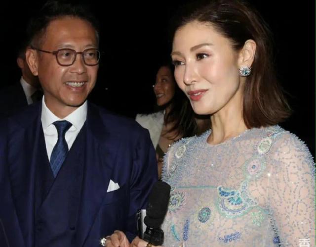 Li Jiaxin posted a photo with Xu Jinheng, the couple cuddled sweetly to ...