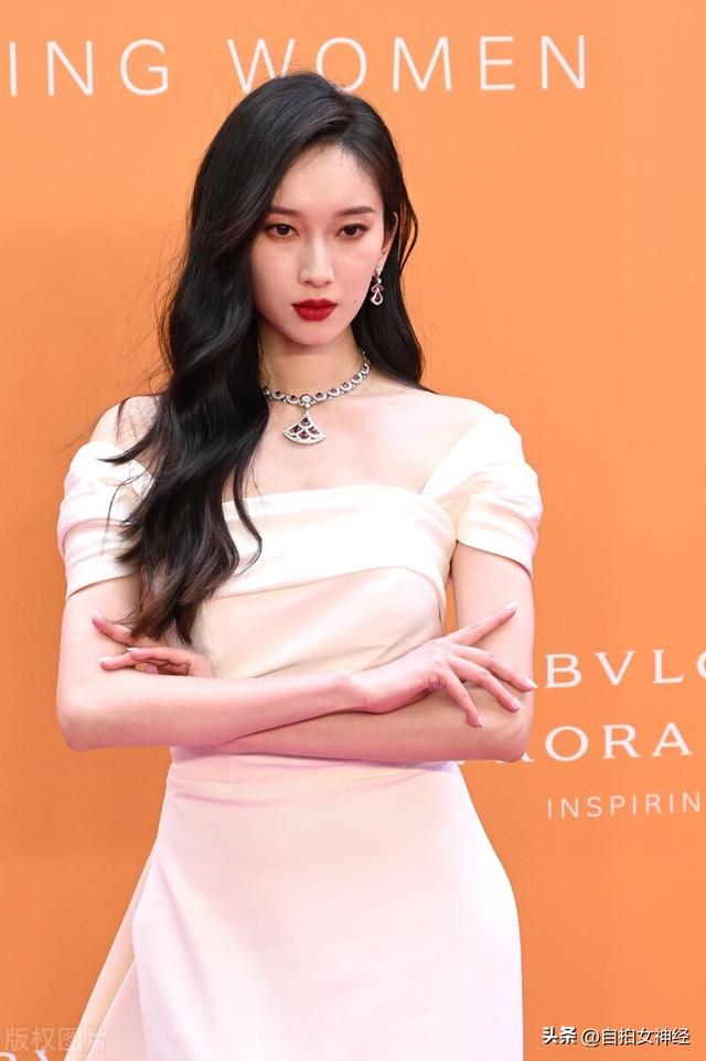 Liu Lingzi wore a white off-the-shoulder mopping dress to attend the ...