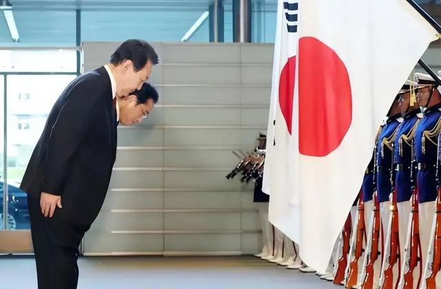 The president bowed to the Japanese flag in public. South Korea lost ...
