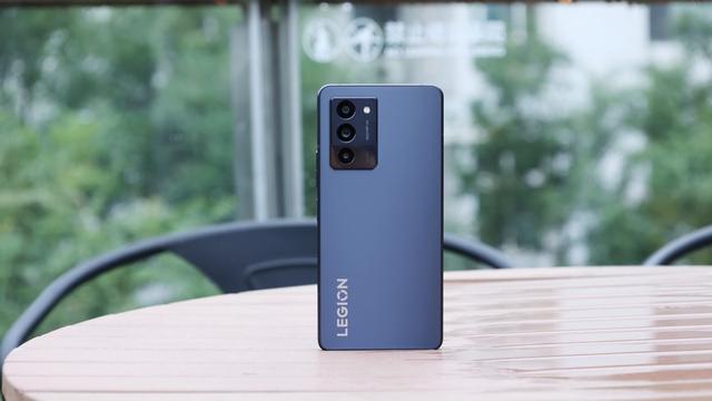 The thin and light role in high-performance mobile phones, the "dressed ...