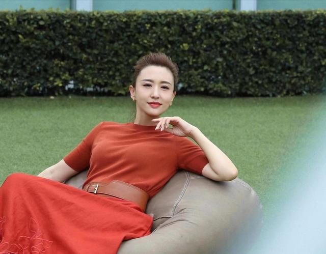 Zhang Lei is the "face of CCTV", wearing orange and red to show a ...