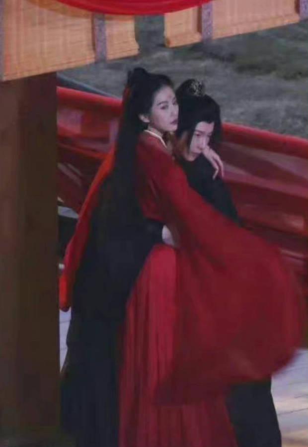 Liu Yuning's new drama princess hugs Liu Shishi's eyes and looks super ...