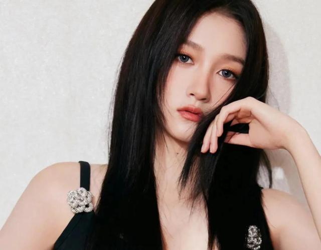 Guan Xiaotong & Ju Jingyi - iMedia