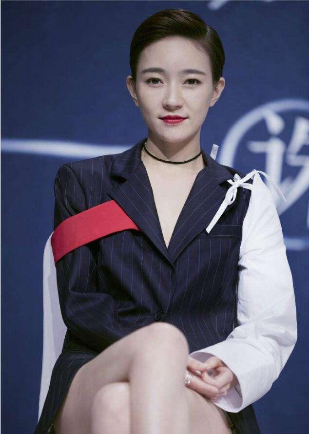 Xiao Zhen, played by Jiao Junyan in "Outside Court", has been wearing gloves on her hands. Is ...