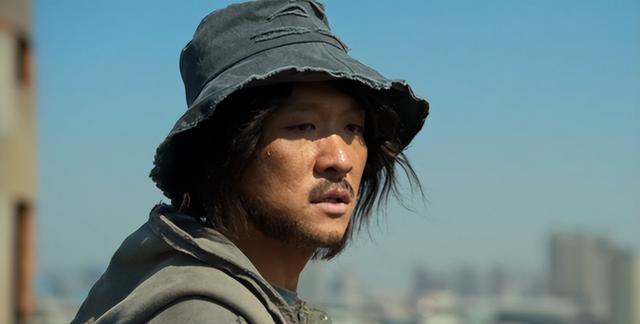 [The Knockout] The gathering of ruthless people, the old silent man ...