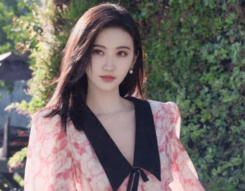 Jing Tian is fresh and elegant in a pink floral dress!Stunningly ...