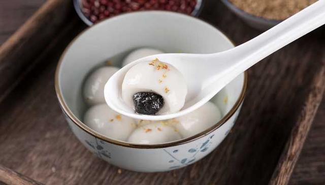 The moon is full in the sky, and the people of Huzhou come to eat ...