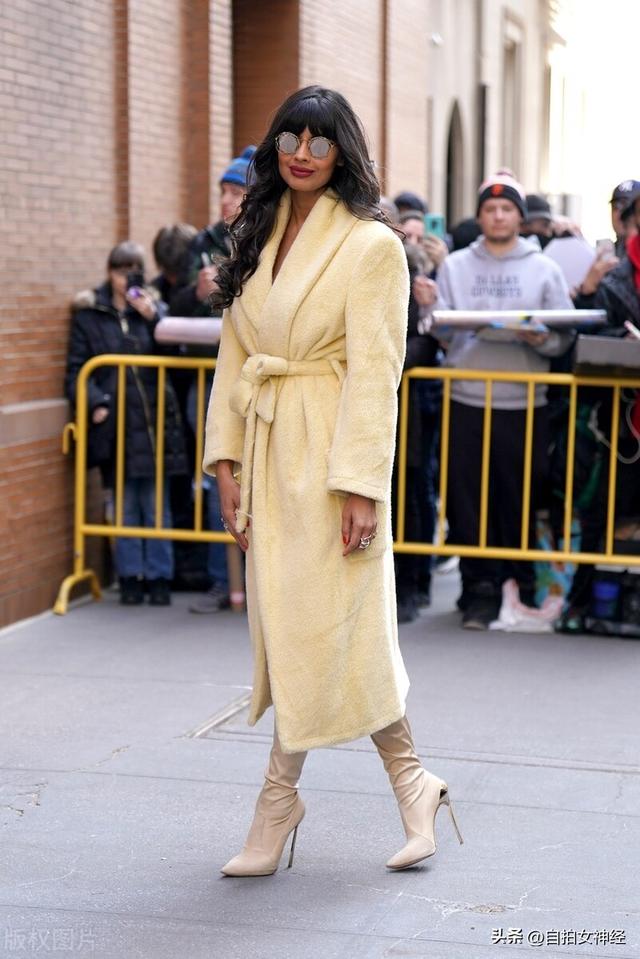 Jamila Jamil is wearing a goose yellow bathrobe coat + nude high heels ...