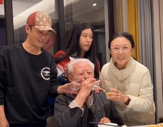 61-year-old Wu Qiong took her handsome husband back to his hometown to worship his ancestors ...