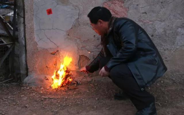 Folklore: Why do people burn paper after they die? - iMedia