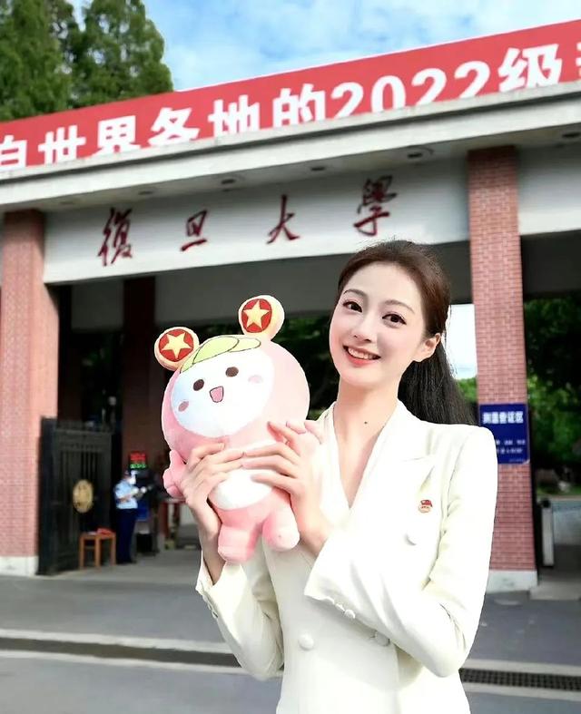 After hosting the Spring Festival Gala of Dragon TV, Feng Lin, the ...