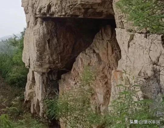 One of the Eight Scenic Spots Inscribed with Gold in the Immortal Cave ...