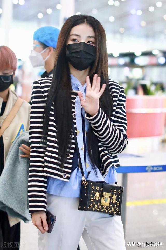 Yu Yan appeared at Beijing airport and personally gave candy to fans on ...