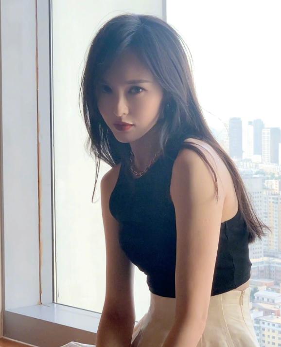 39-year-old Tang Yan takes photos at home, with an A4 waist and slender ...