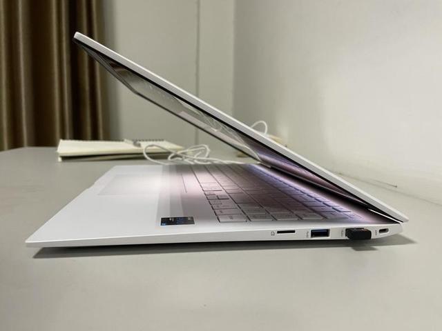 Very nice computer, it's really light and beautiful compared to my ...