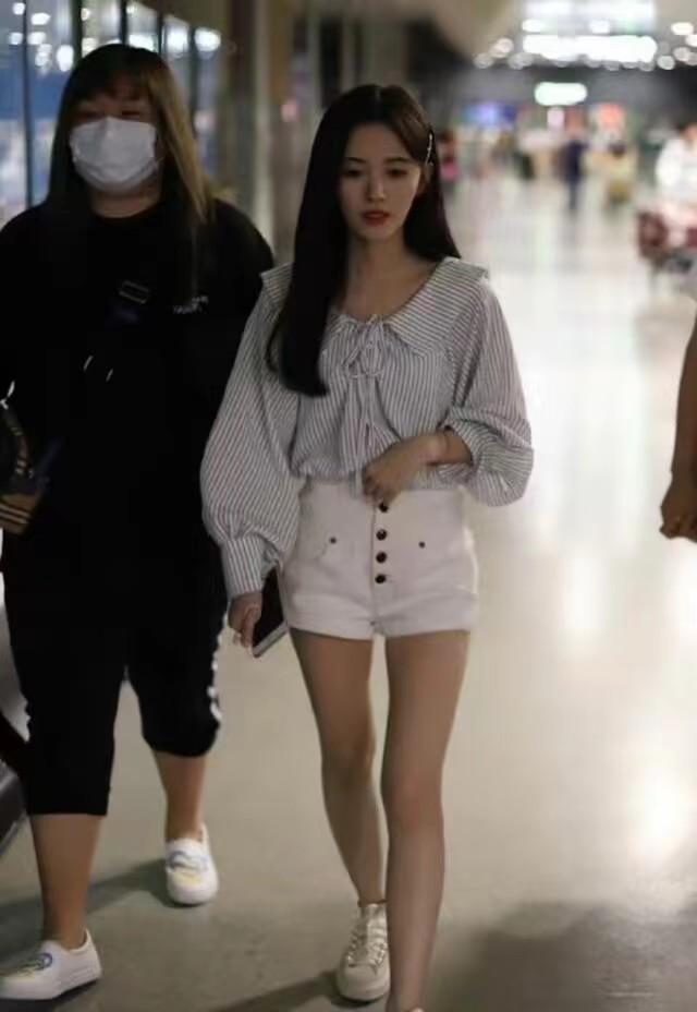 Ju Jingyi is amazing, "two-point pants" can also be easily controlled ...
