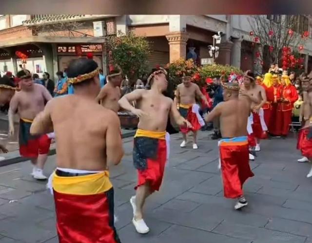 Treasure Erythrina—Chest Clapping Dance - iMedia