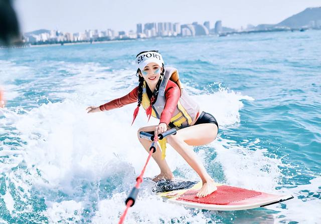 Tong Liya surfing with long legs is eye-catching and double ponytail ...