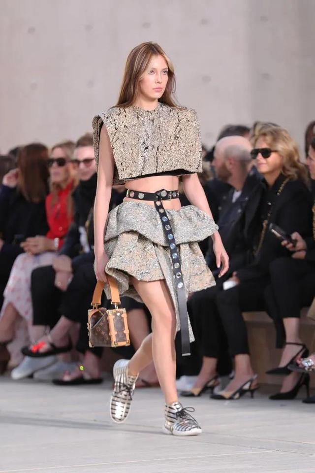 Gu Ailing's mother sheds tears because of her daughter's catwalk - iMedia