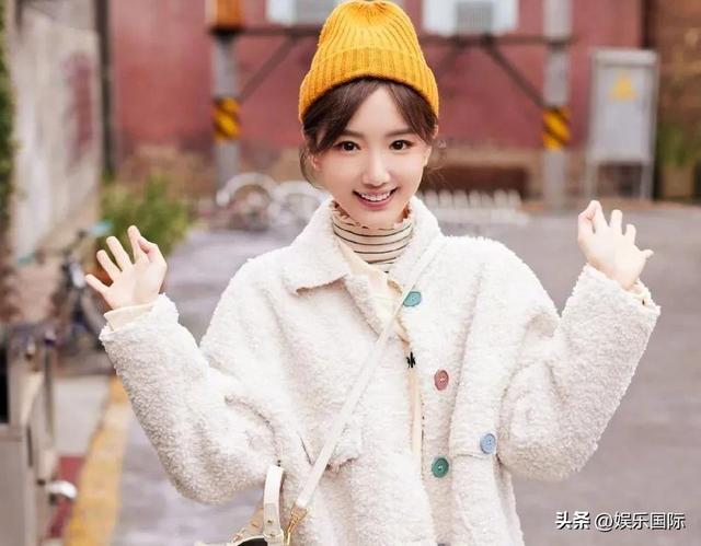 Mao Xiaotong's Chunri Hutong is cute and cute with clapping hands and ...