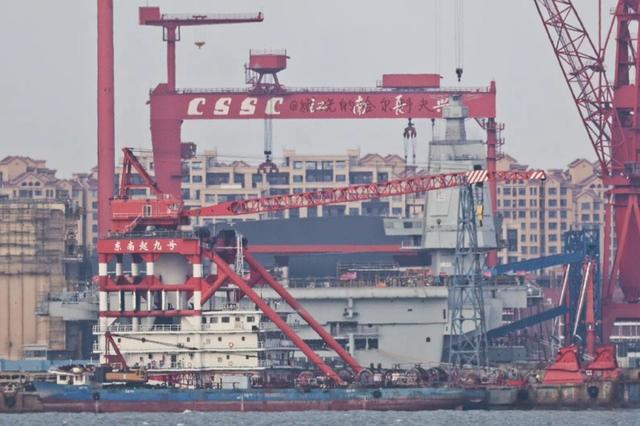 In Shanghai Jiangnan Shipyard, next to the new aircraft carrier of the ...