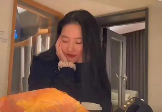 Liu Yifei's daily photos without makeup, her eyelids are a little ...