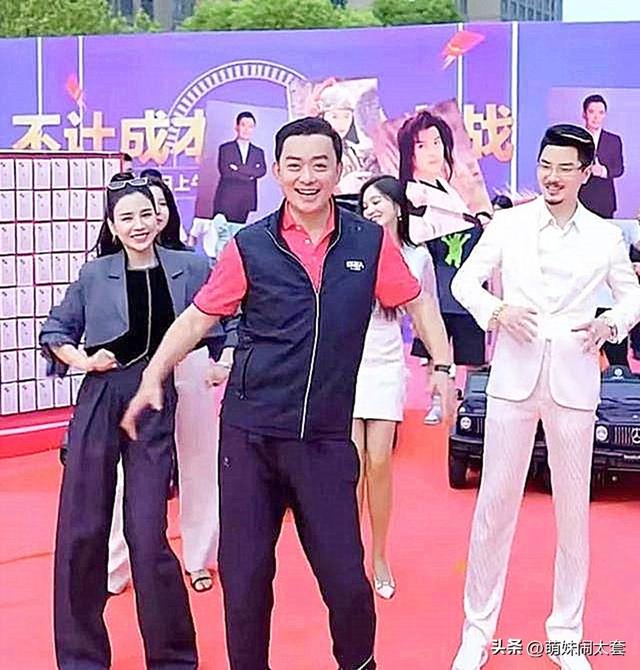 Huang Haibing brings goods to Internet celebrities, twisting his waist ...