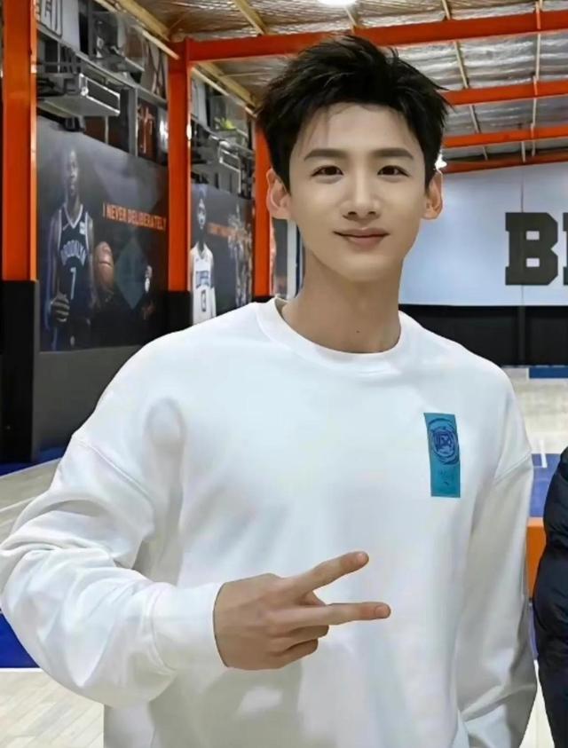 Bai Jingting played basketball with Xiao Jingteng again, and passers-by ...