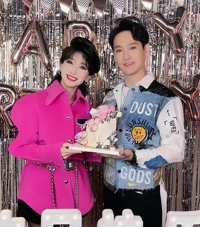 69-year-old Zhao Yazhi was kissed by her son on her birthday, and she ...