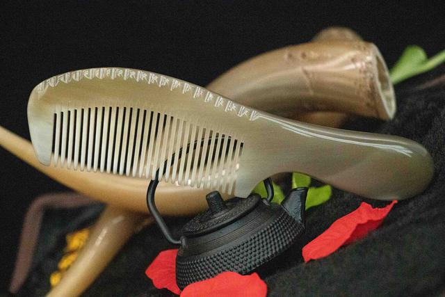 The custom of giving a comb - iMedia