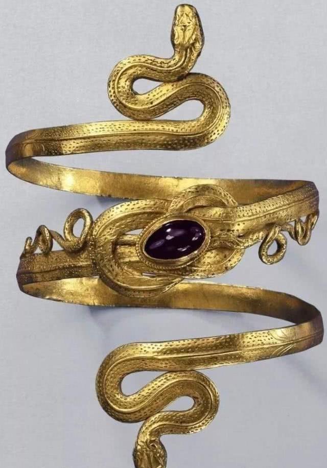 Explore the origin and development of ancient armbands, their aesthetic ...