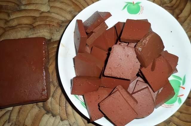 After eating pig blood, the stool turns black. Is the lungs detoxifying ...