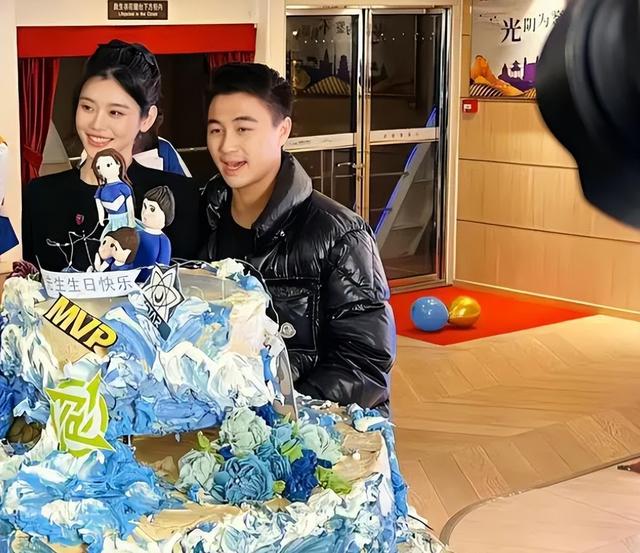 Xi Mengyao ordered a giant cake to celebrate her husband's birthday, He Youjun chose the right ...