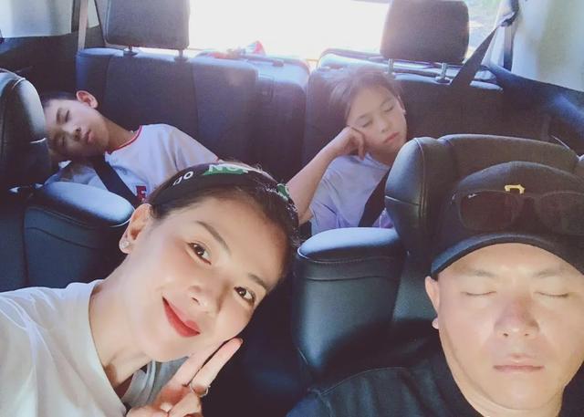 Liu Tao's husband and his children showed up at the airport in a low ...